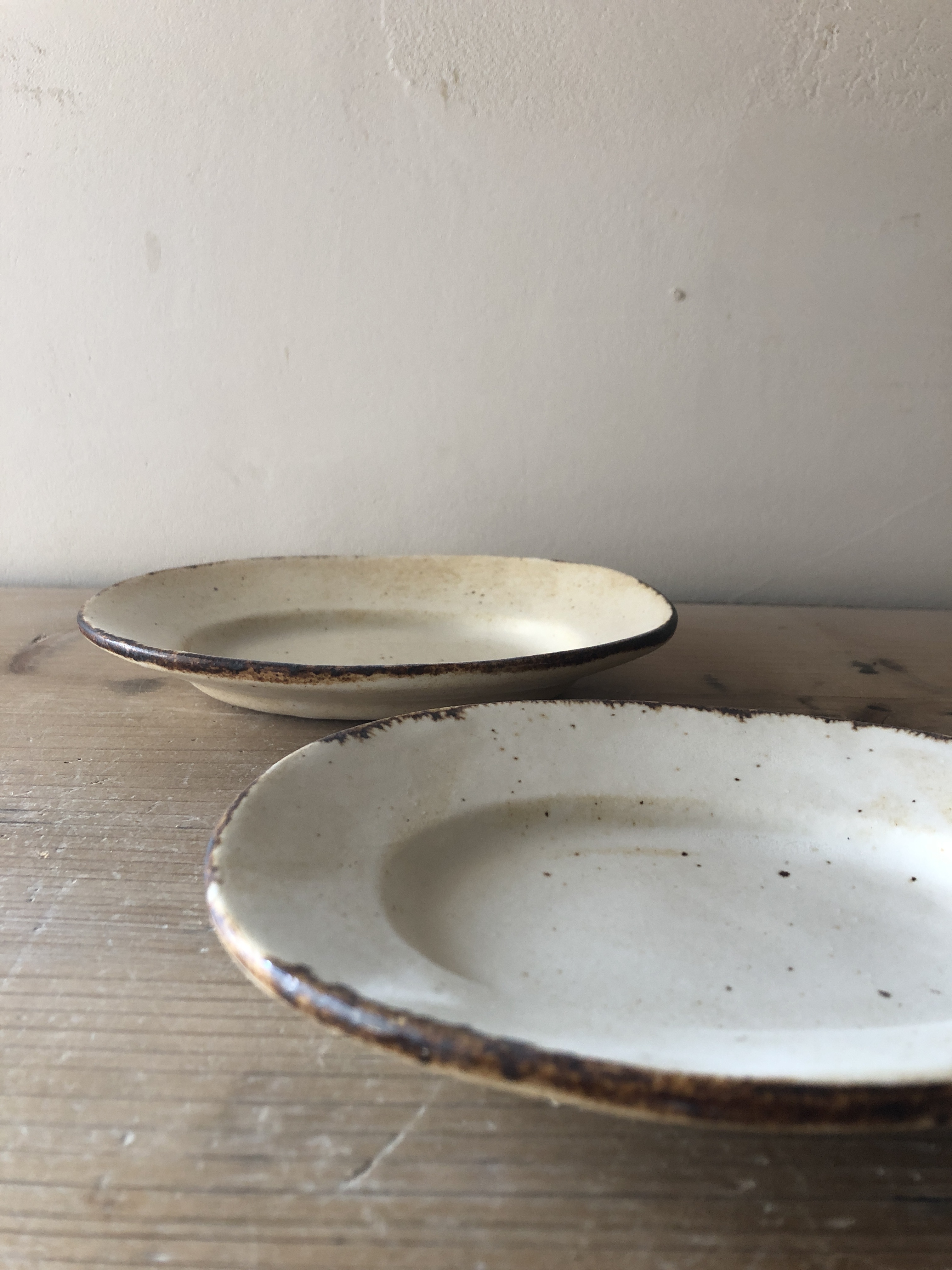 白いちいさなオーバル皿 | engoro earthenware.